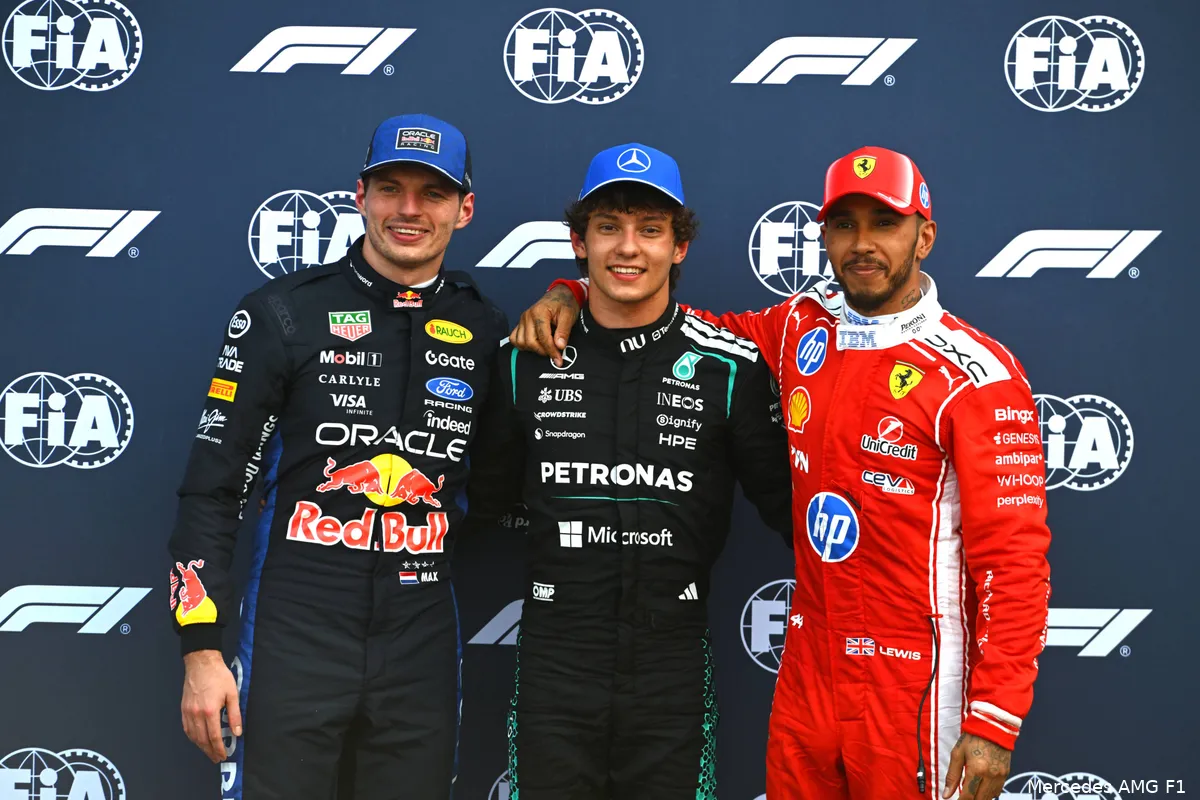 Antonelli moet lachen om onderonsje met Verstappen en Hamilton: "We ...