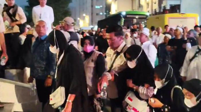 Detik-detik evakuasi jemaah haji Indonesia saat kebakaran hotel di ...