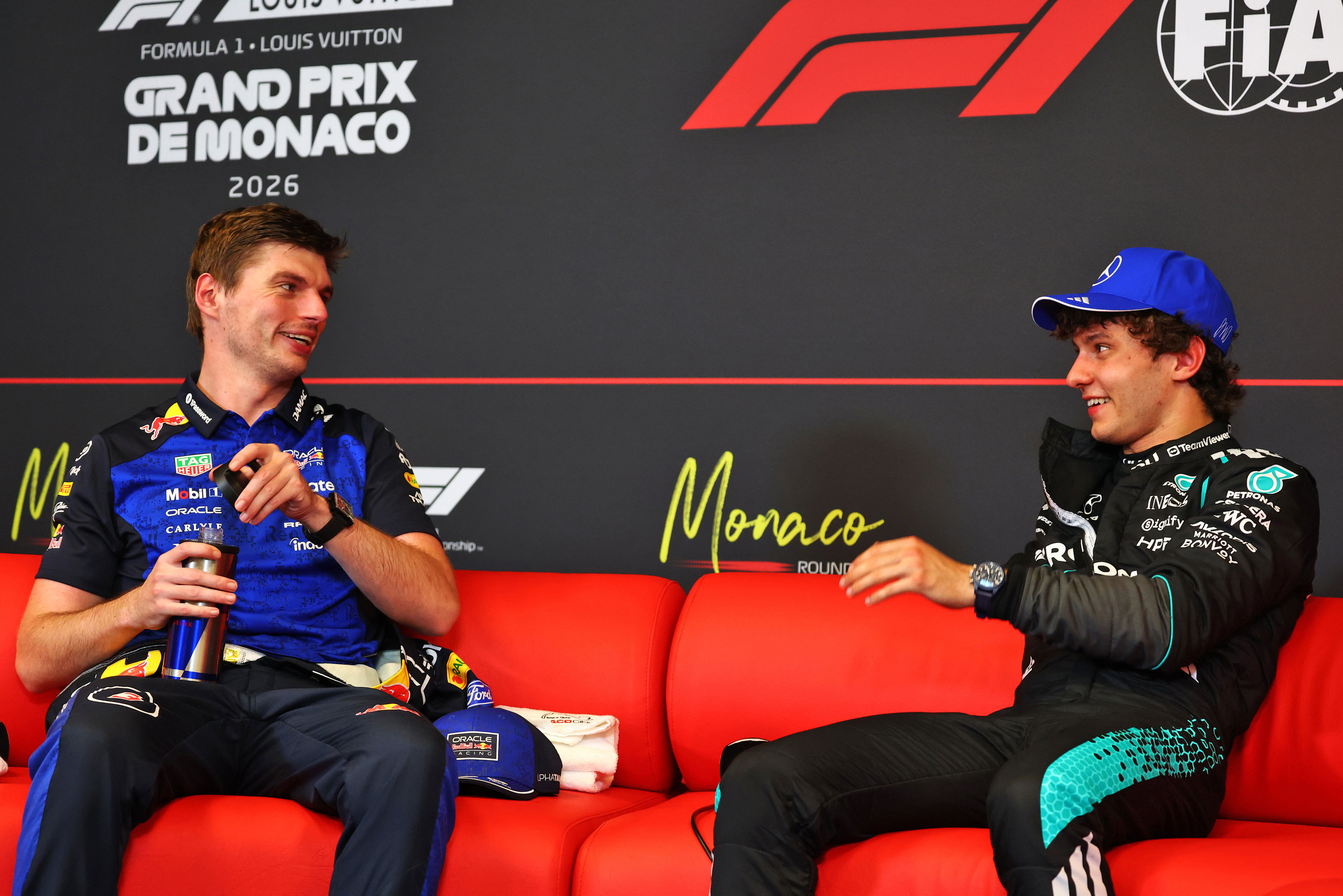 Verstappen wijst naar Russell: "Zal zich wel even achter de oren krabben!"