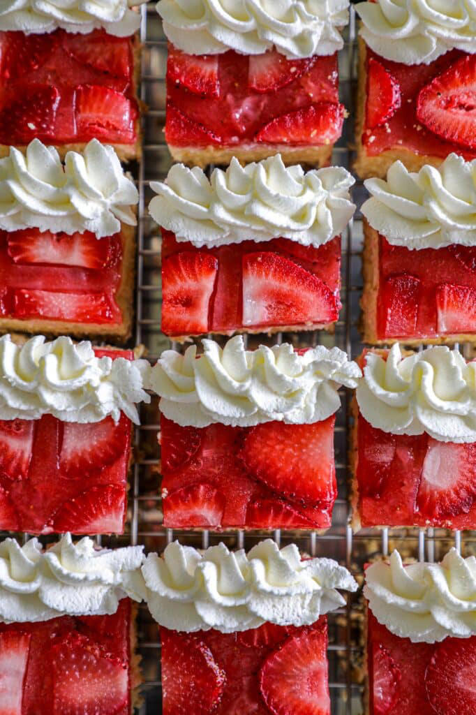 Strawberry pretzel cheesecake bars