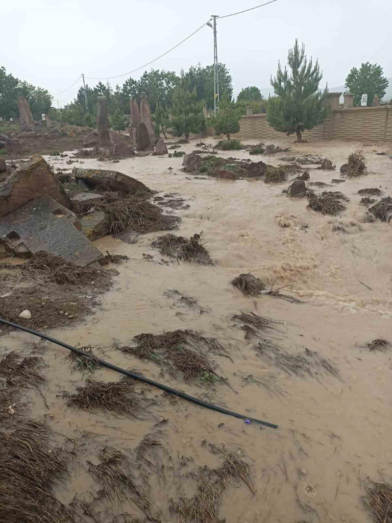 Develi’de yağış sele dönüştü