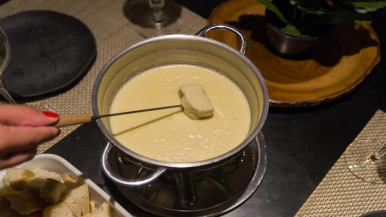 Fondue de queijo sem lactose não precisa ser sem graça: essa receita ...
