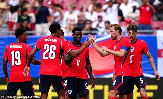 England cope with US heat and avoid injury on poor pitch as fans begin ...