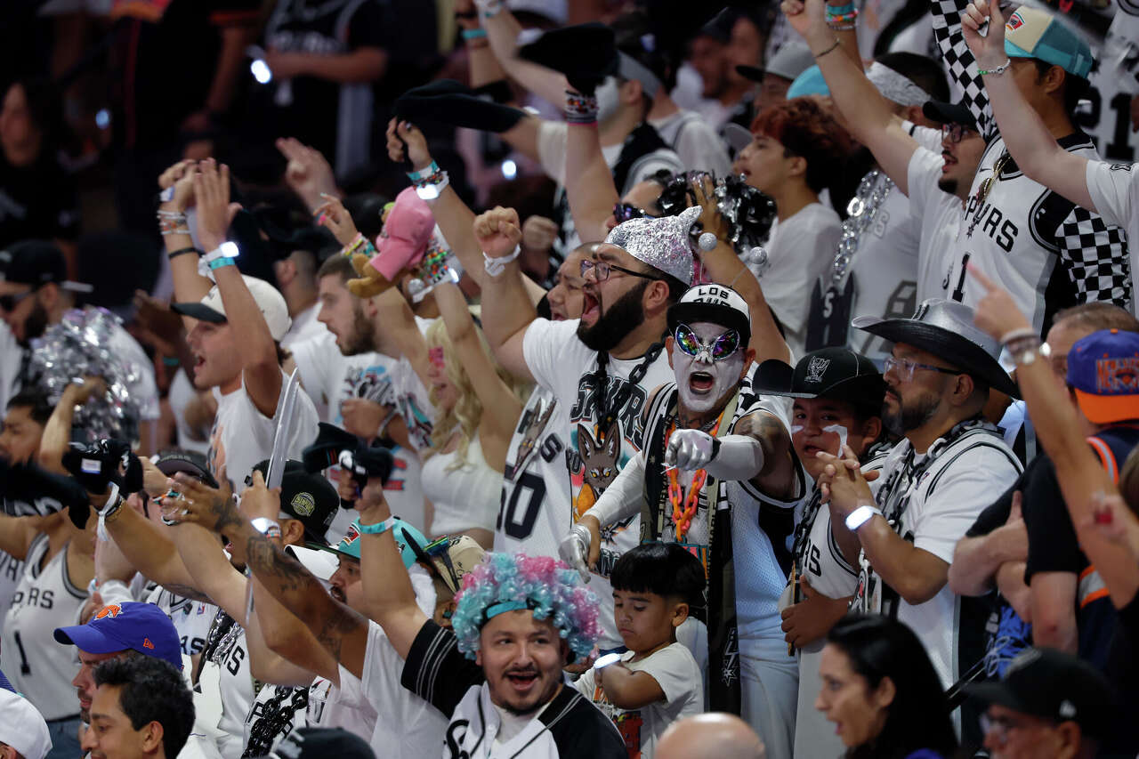 Spurs collapse late as Knicks fans celebrate inside Frost Bank Center