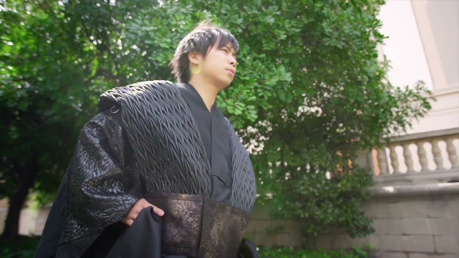 HARA: Japanese magician pulls off amazing trick with box, fire & swords ...