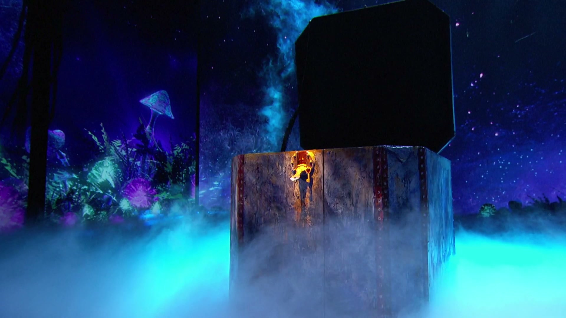 Viktor Kee: Juggler wows crowd with glowing performance - America's Got ...