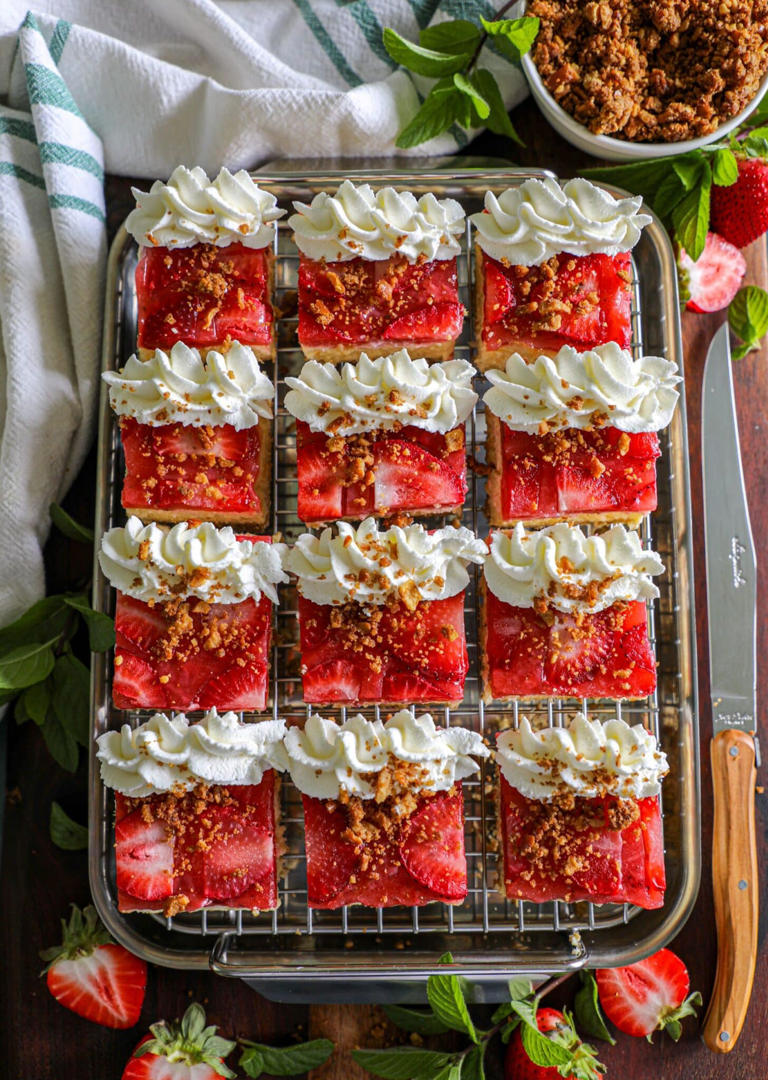 Strawberry pretzel cheesecake bars