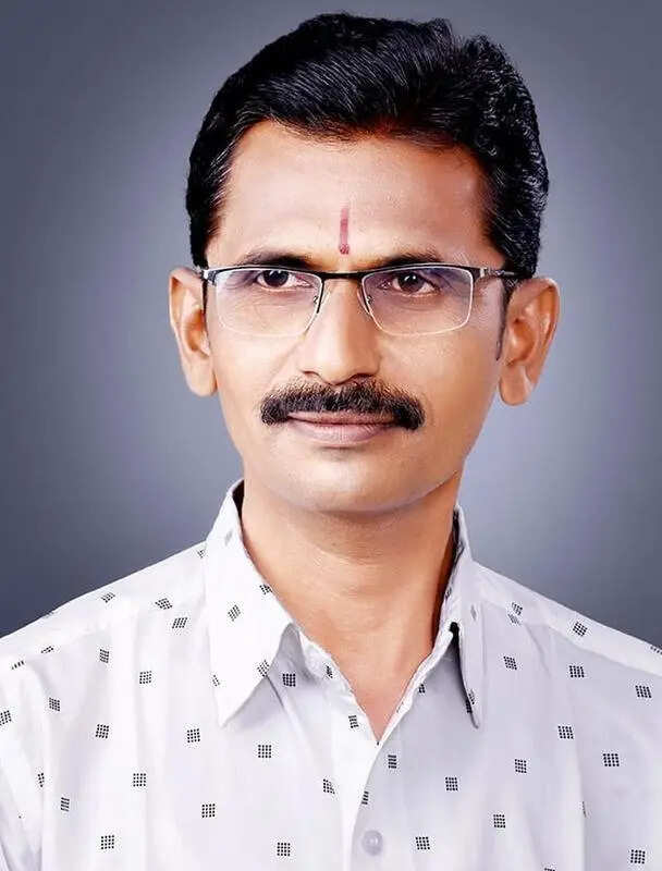 Amravati teacher on way to census duty dies of heart attack