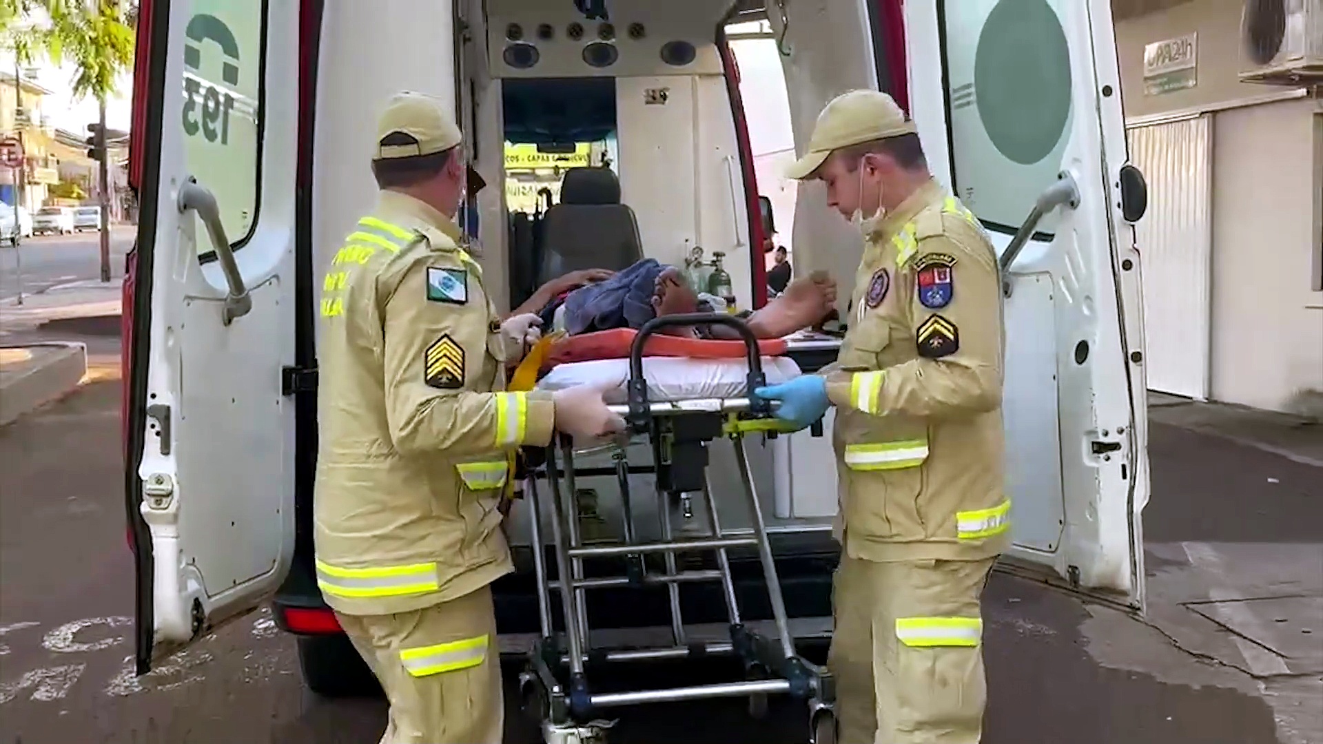 Telhado de residência quebra e homem sofre queda de três metros no Floresta