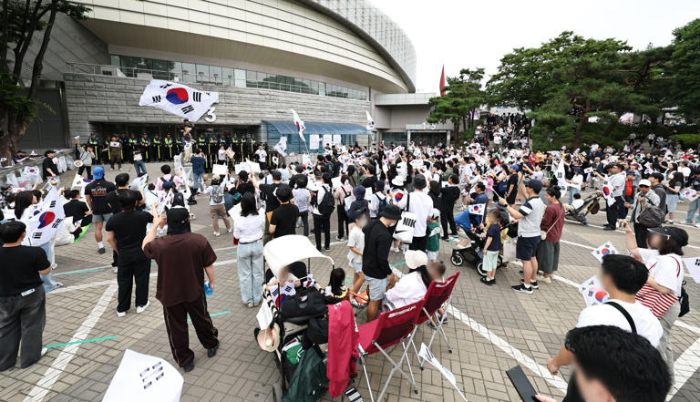 Seoul protests clash over election fraud claims vs conspiracy theories