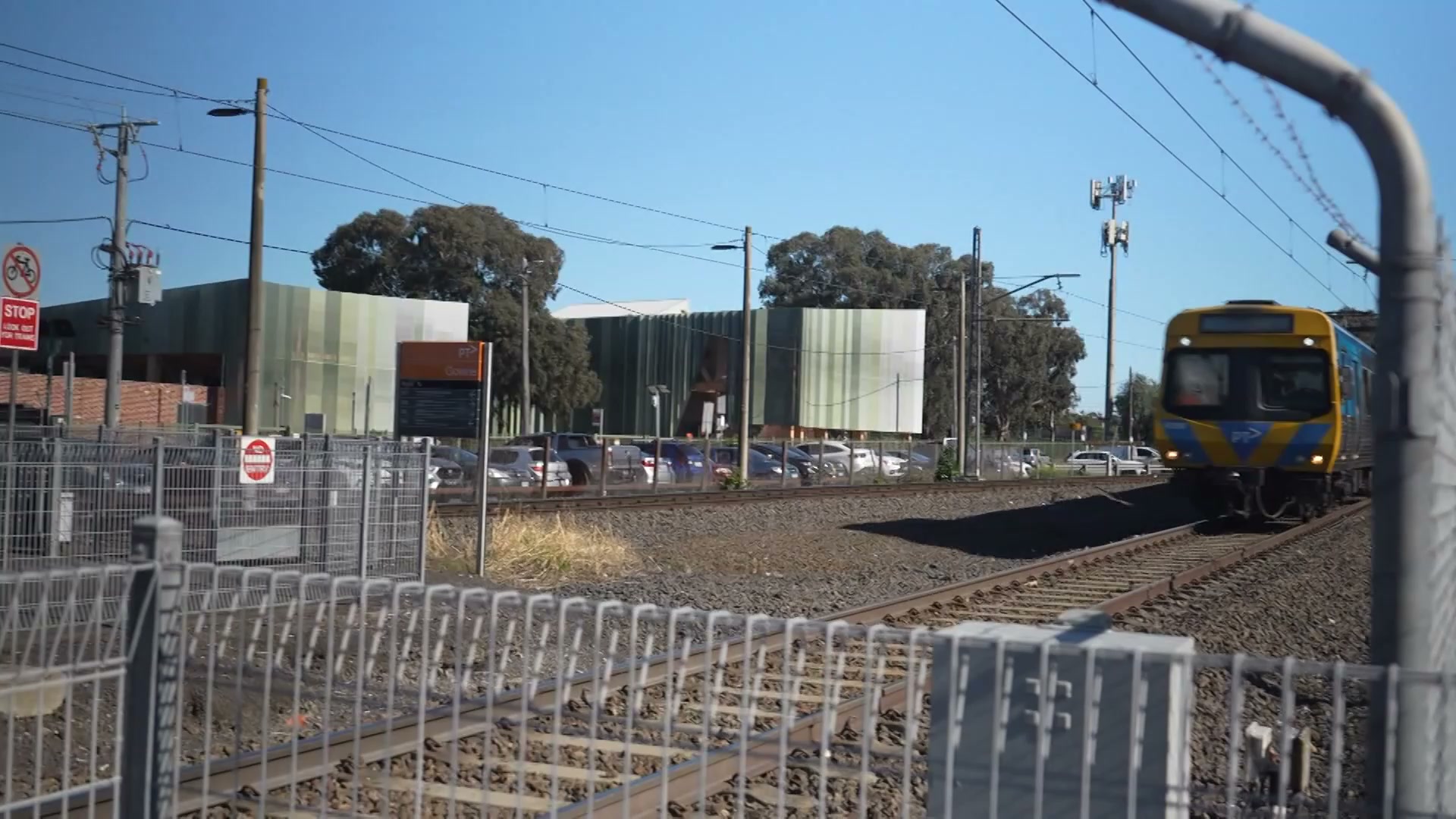 Victorian commuters can now use bank cards to tap onto trains