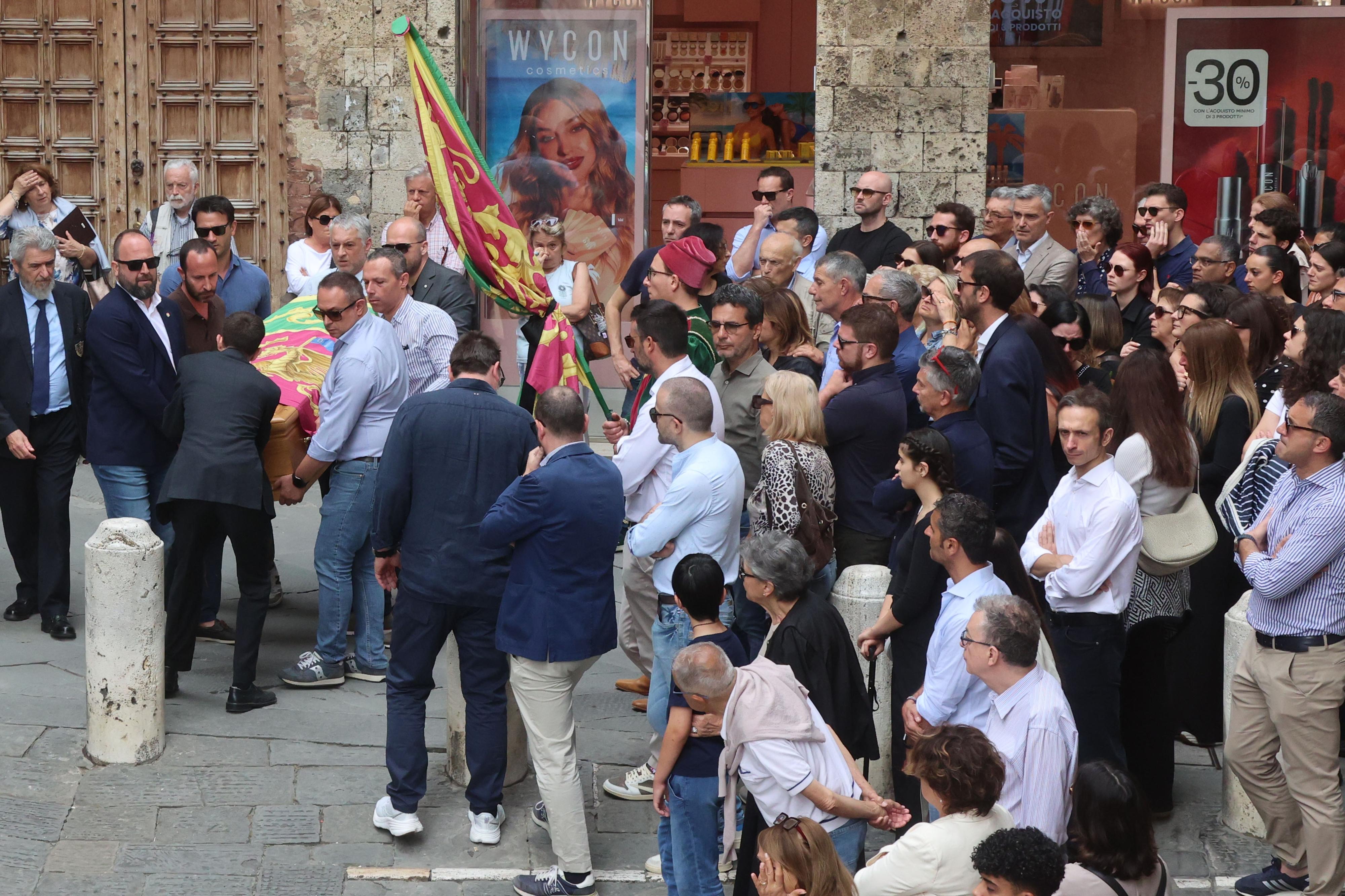 Emozione e dolore per l’addio a Laurina. "Sarai la stella più bella ...