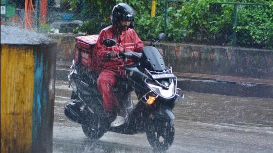 Traffic police issue warning to platforms promising 10-minute delivery