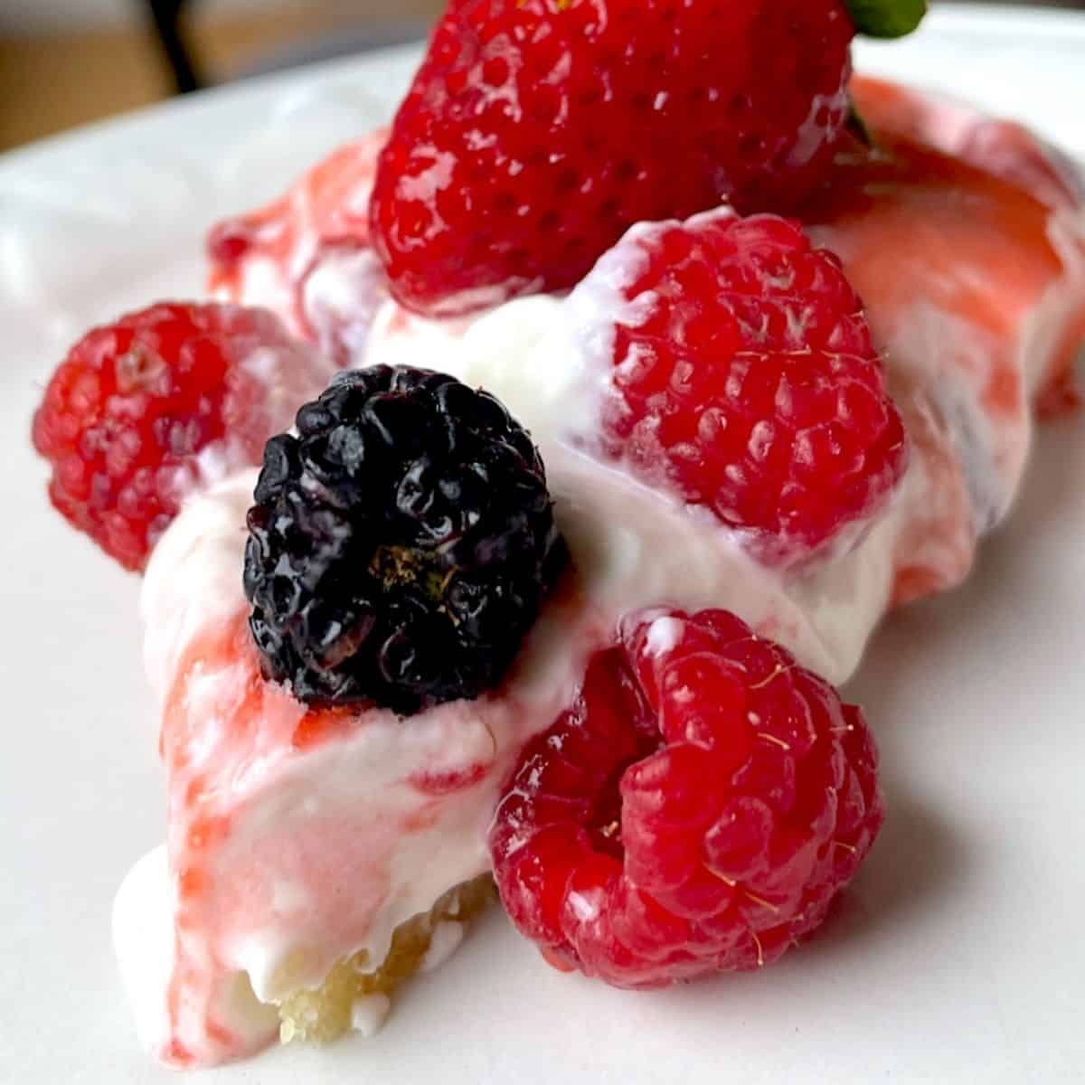 Low carb strawberry cream pie (no bake almond flour crust)