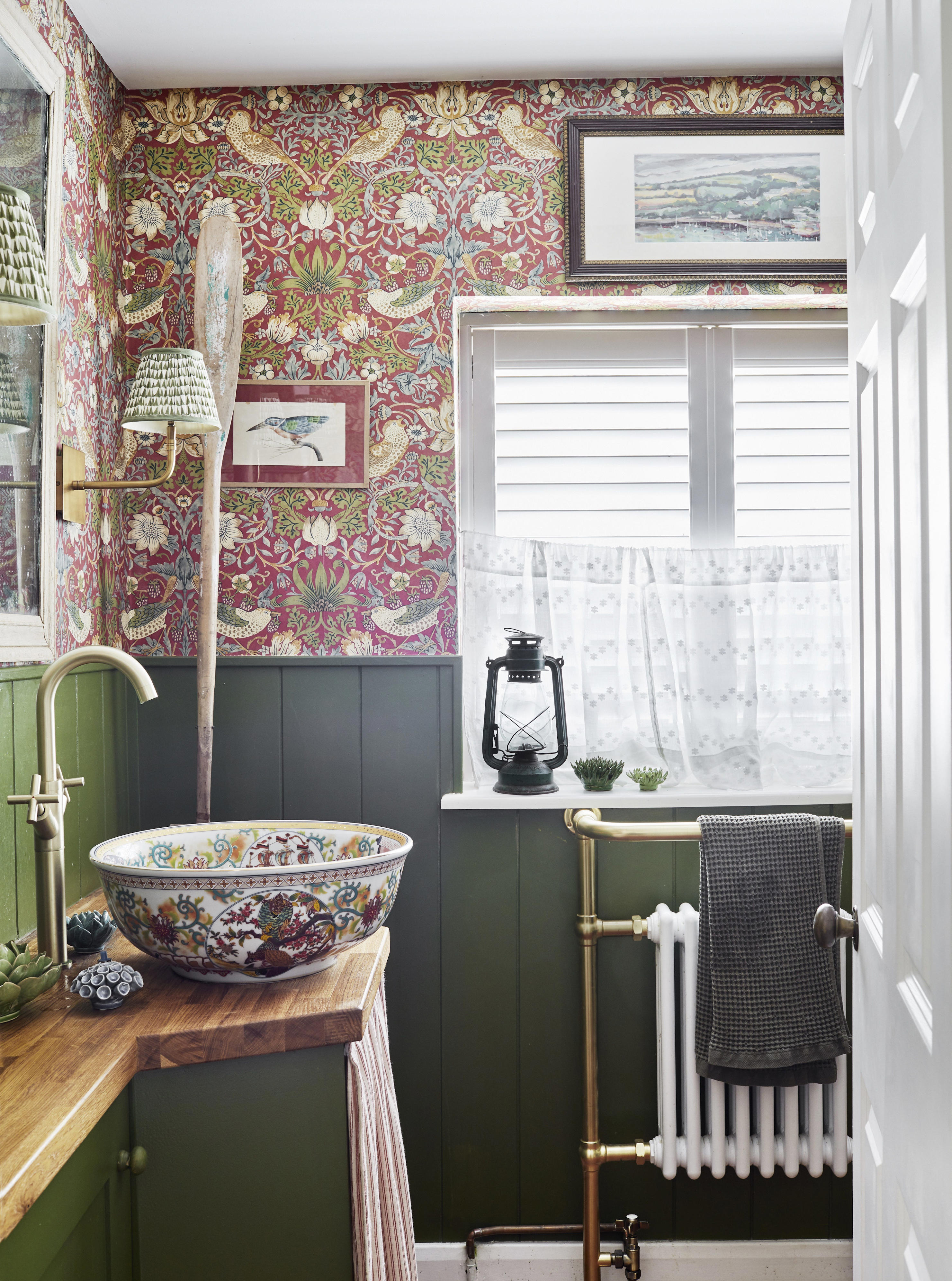 8 bold design choices that make a small bathroom feel more luxurious