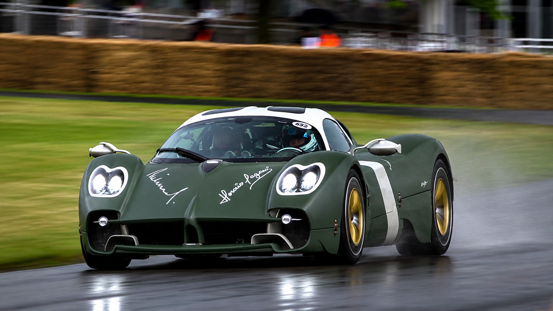 La rara Pagani Utopia affronta un giro in pista scivoloso
