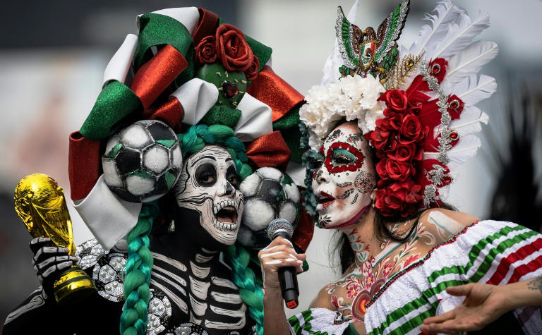 'So many of us!' Mexicans attempt world's biggest human wave