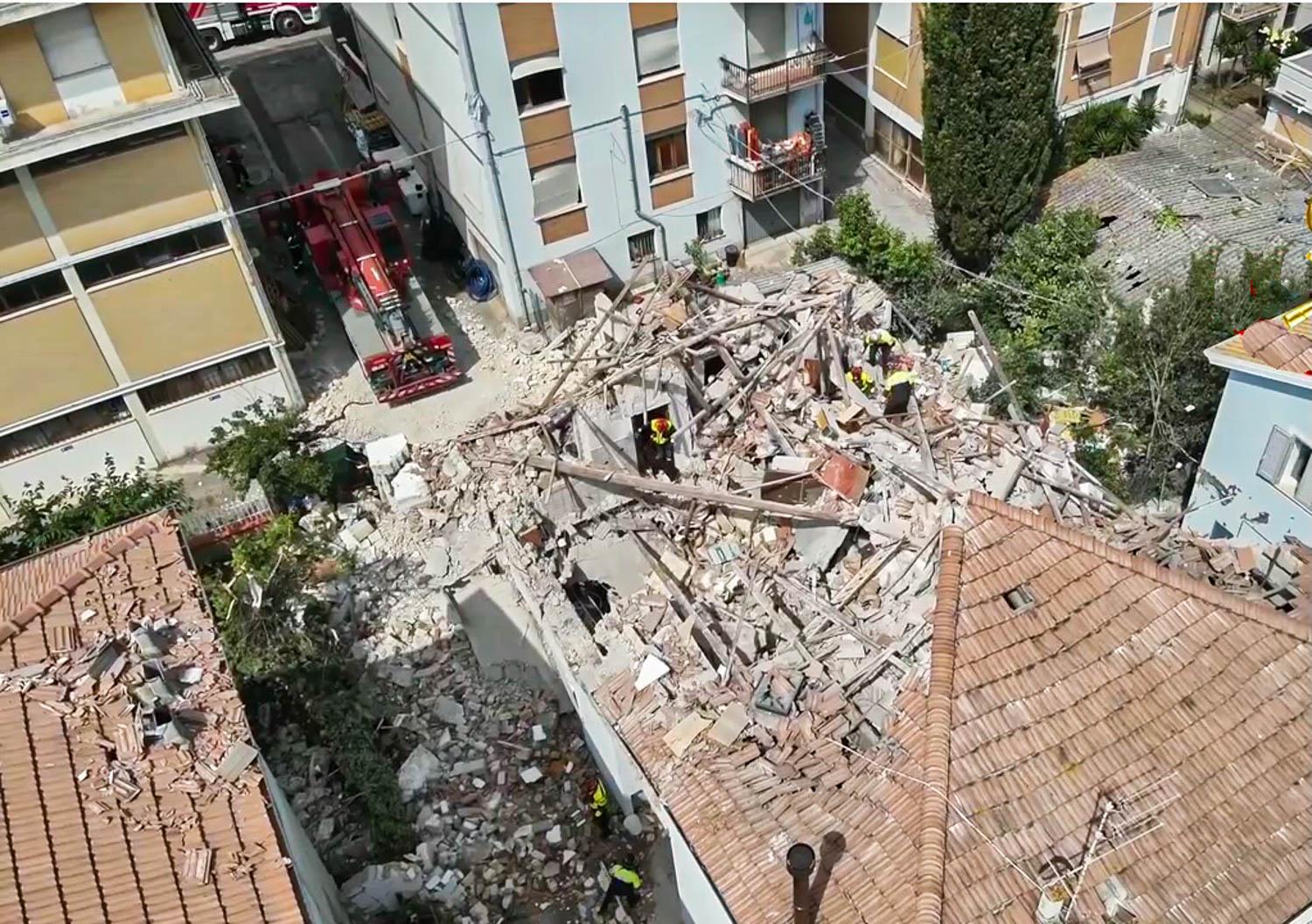 Una palazzina in macerie. Esplosione a Porto Sant’Elpidio. Alba tragica ...