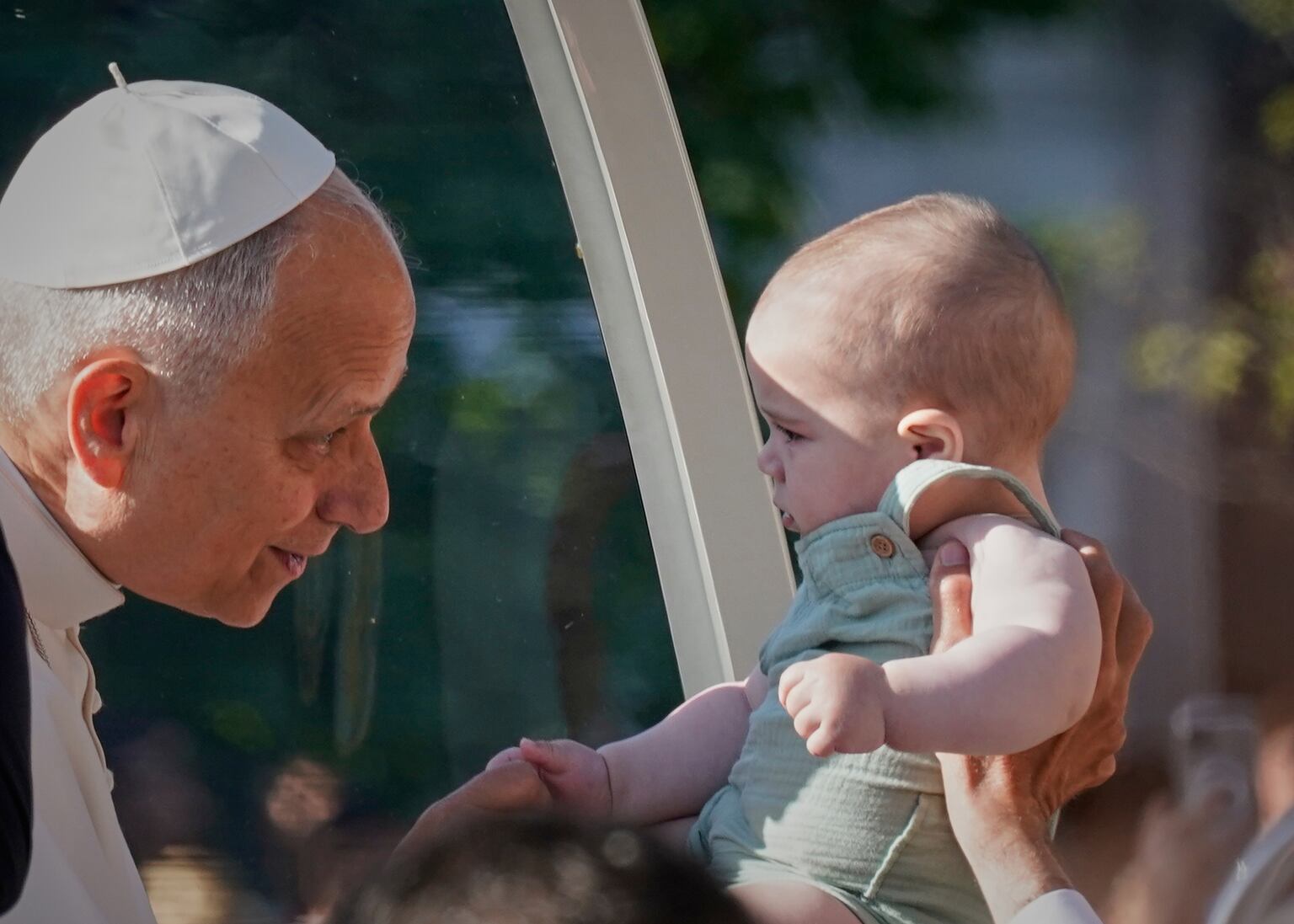 1M gather in Madrid for Pope’s mass and procession along flower ...