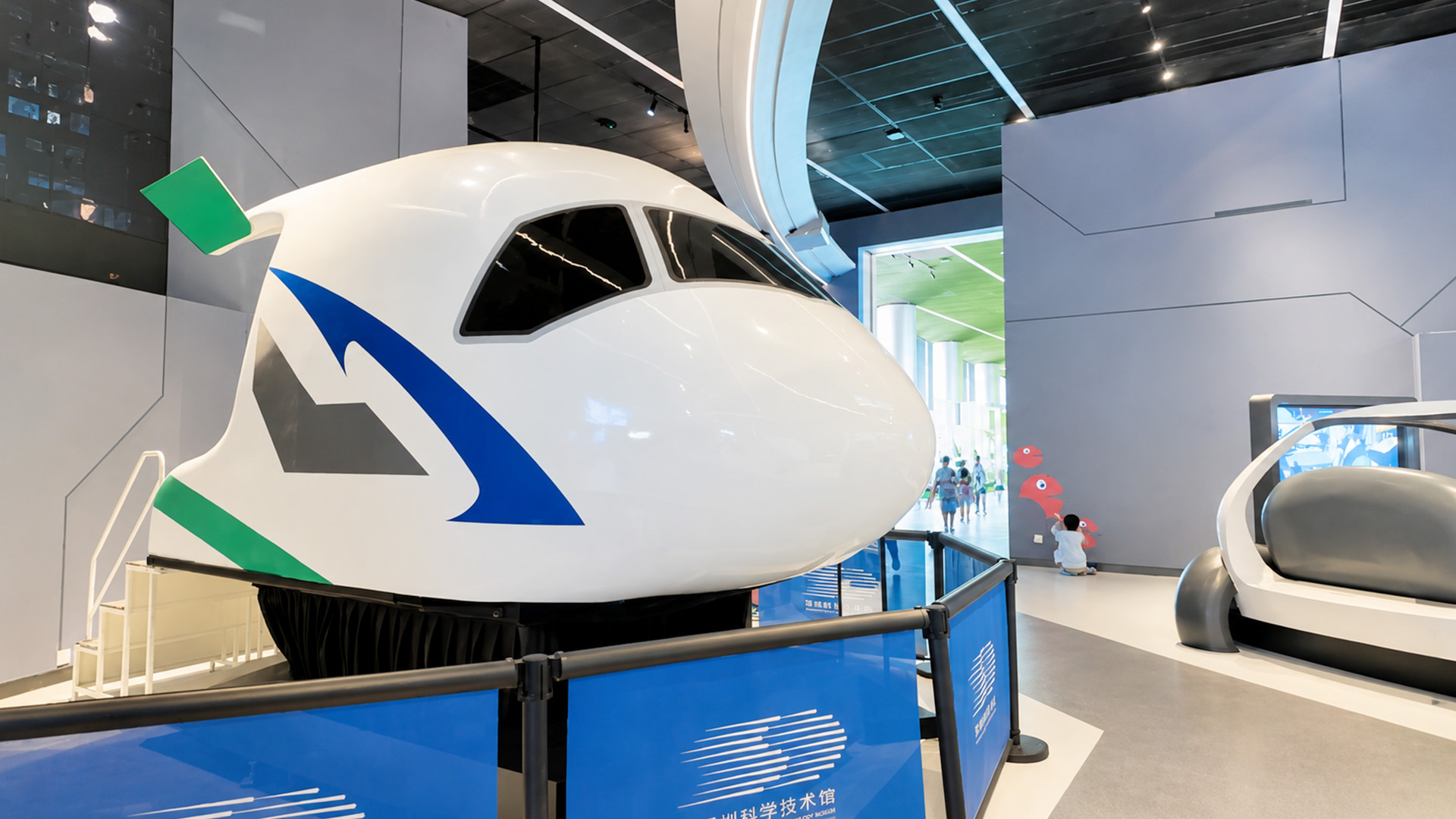 This aviation gallery turns flight science into a clear experience
