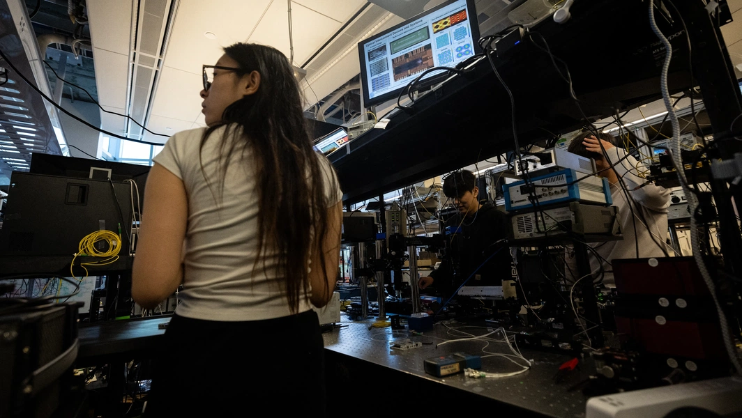 Chalmers physics-trained AI cuts optical design time dramatically