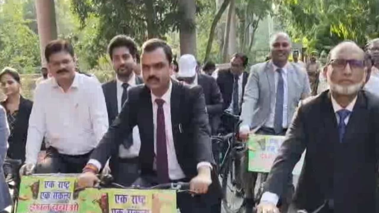 Lucknow judges cycle to promote fuel conservation, fight pollution