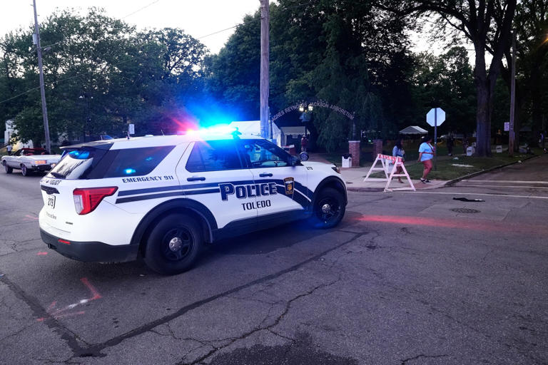 Search for gunmen continues after 12 wounded at outdoor Ohio festival