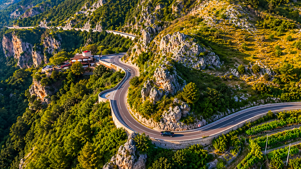 La strada di montagna tortuosa che gli automobilisti non dimenticano