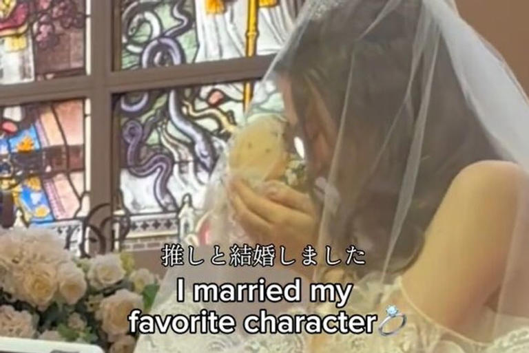 'Delusional' woman marries cartoon character after love story 'cost ...