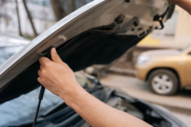 'Could not believe what I was seeing': Driver traces smell under hood ...
