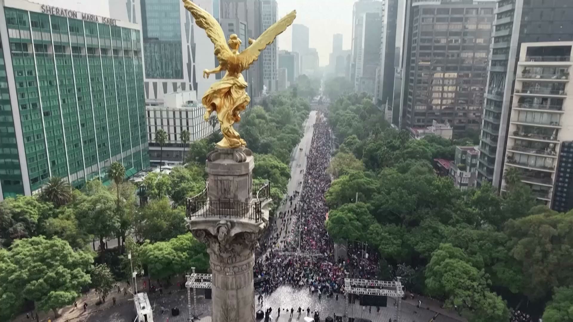 Thousands join record-breaking human wave attempt in Mexico City ahead ...