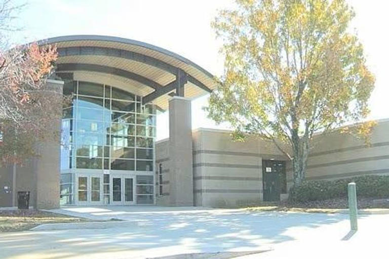 Smiling female teacher 'groomed' student, 16, and begged to run away to ...