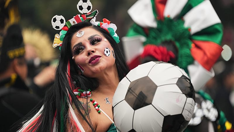 Mexico : des milliers de personnes participent à une ola géante avant ...