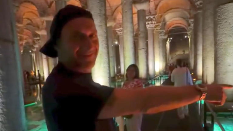 Totti fa uno scherzo a una turista a Istanbul, Noemi Bocchi lo riprende ...