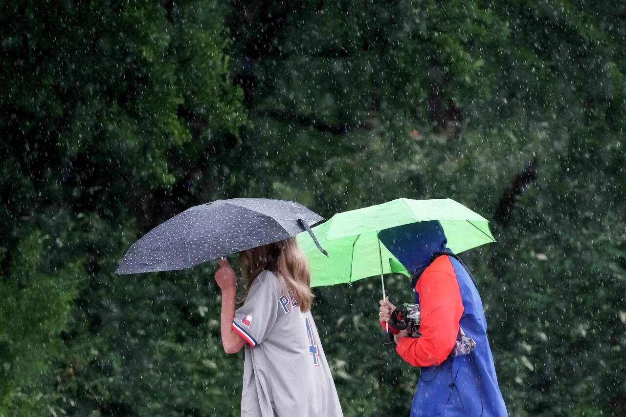 Live radar: Storms cause departure delay Sunday at DFW Airport