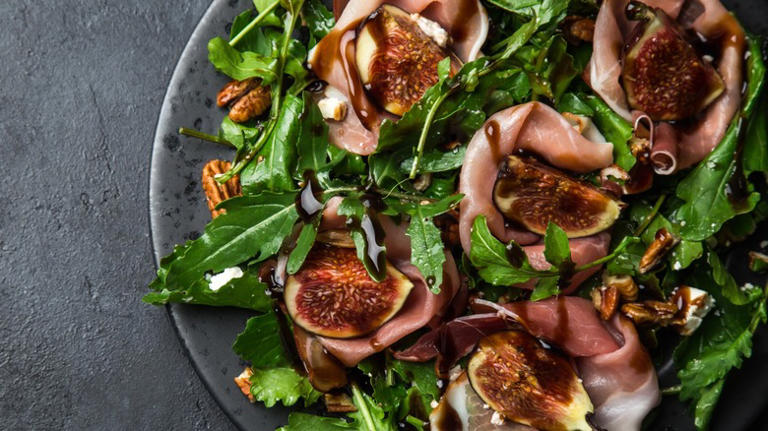 The Best Flavors Types To Pair With Bold Arugula In Salads