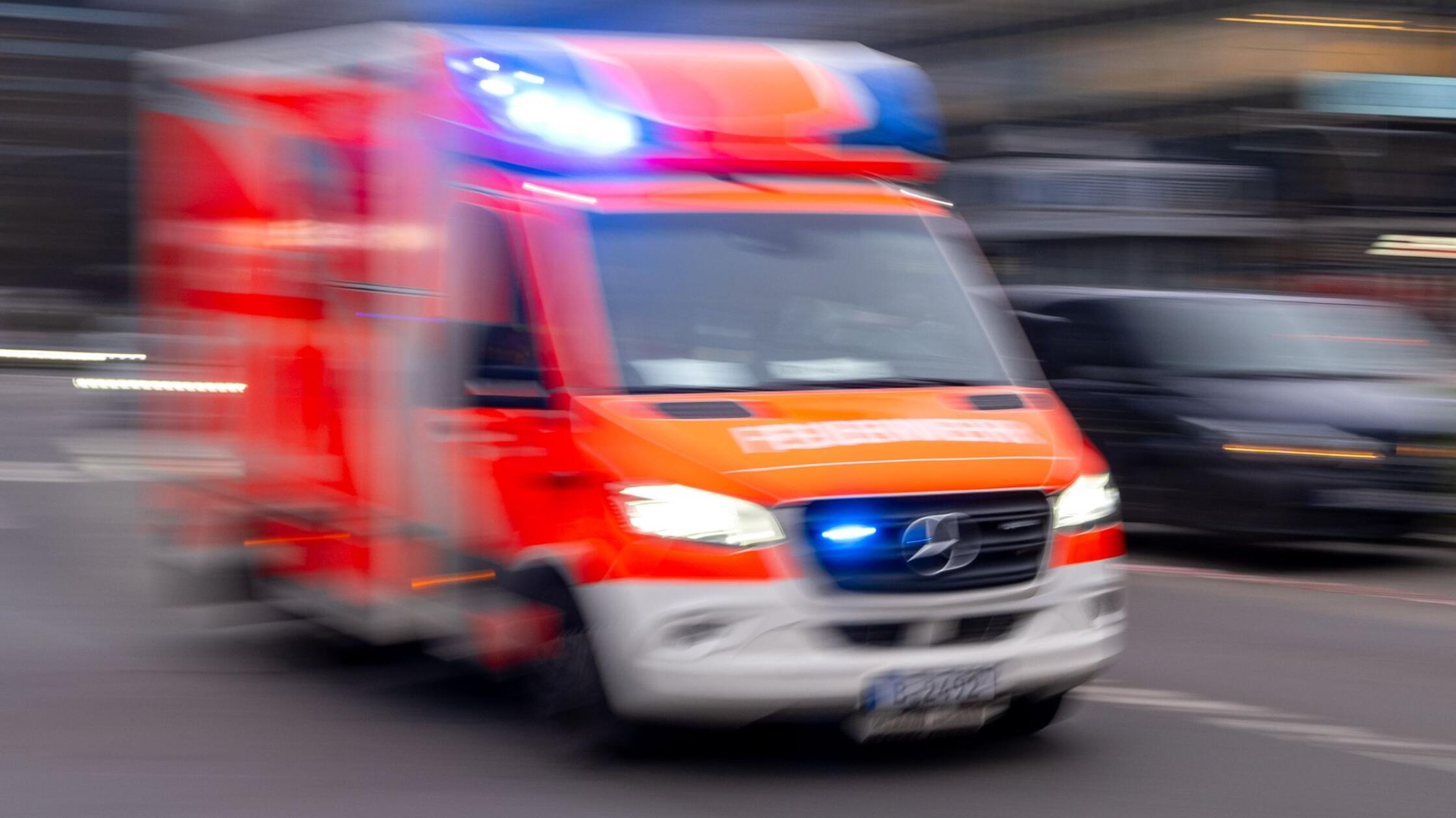 Rollerfahrer fliegt mehrere Meter bei Unfall durch Luft