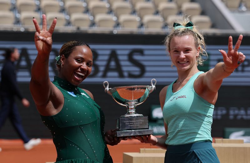 Tennis: Top seeds Siniakova and Townsend clinch French Open women's ...