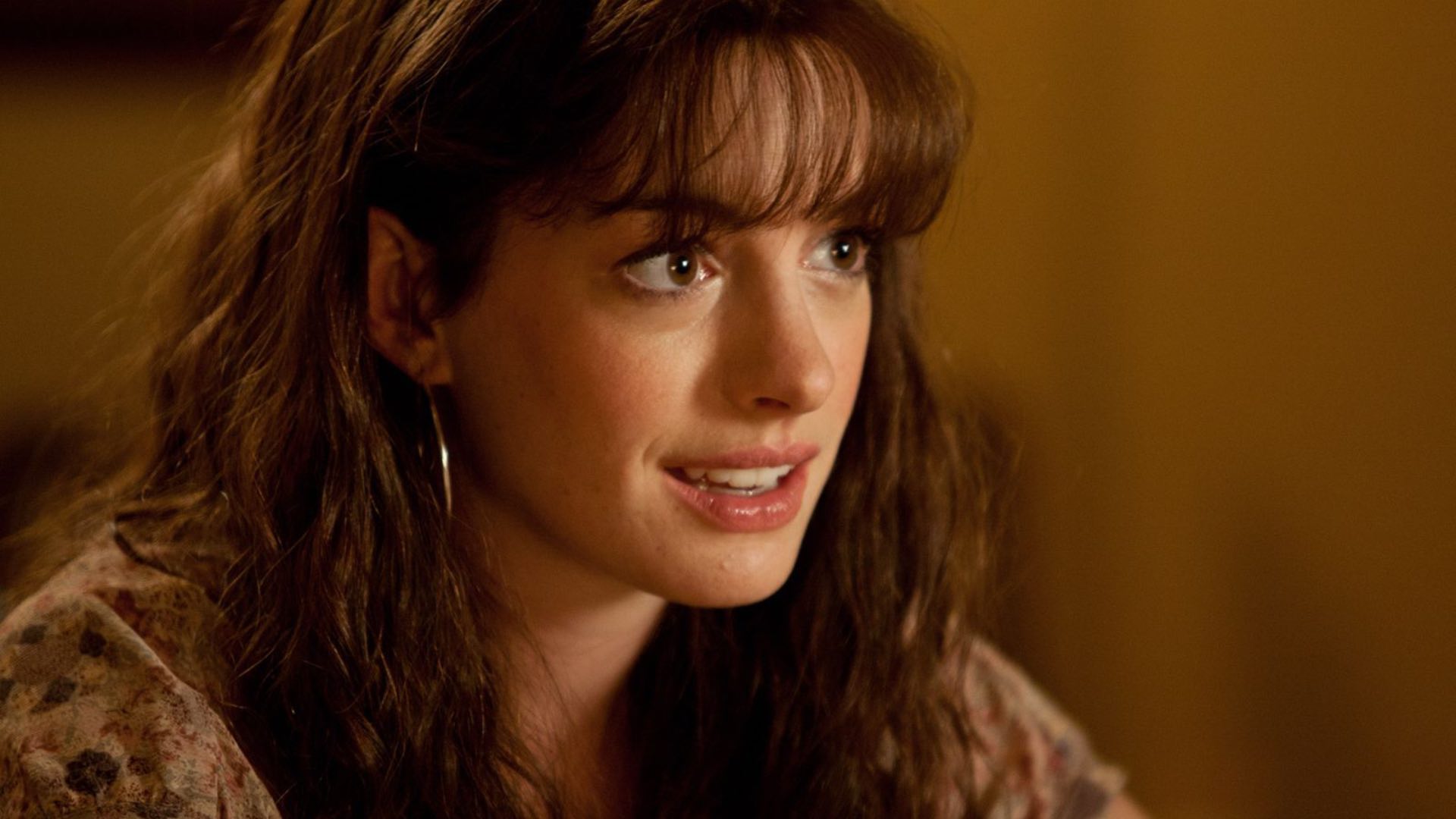 Actress Anne Hathaway transforms pyjamas into a chic garment, and the ...