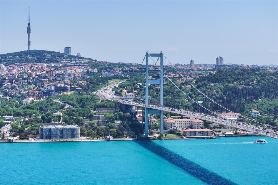 İstanbul Boğazı turkuaz renge büründü