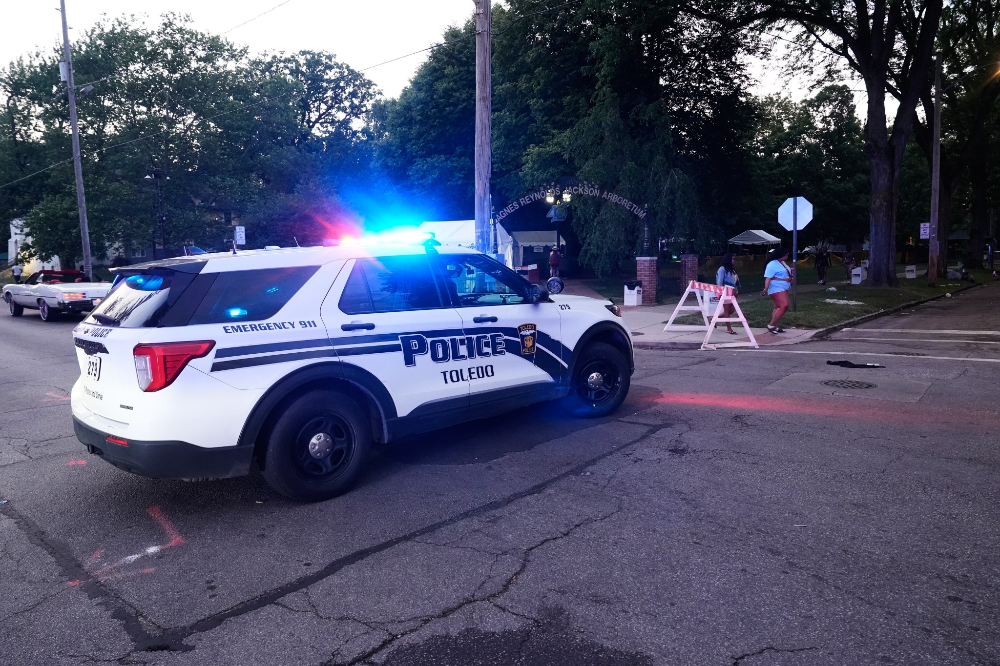 Police hunt suspects after 12 shot near Toledo festival