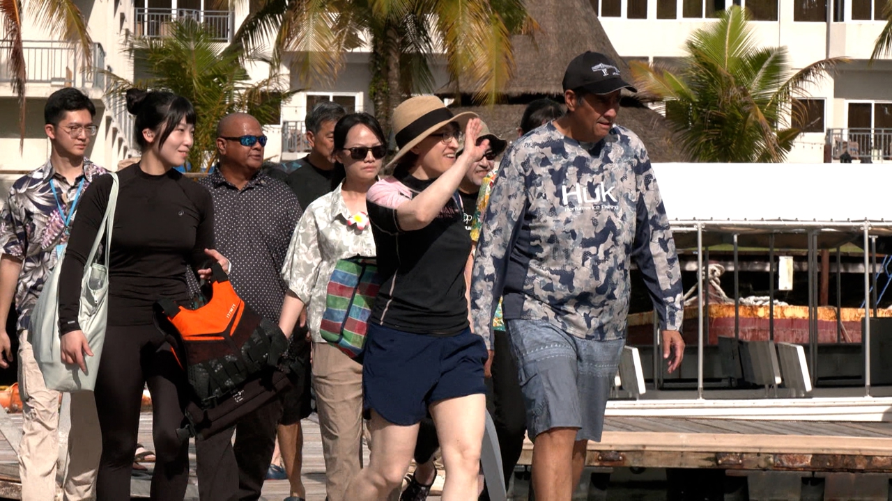 Palau's President Whipps takes VP Hsiao on a guided snorkeling tour