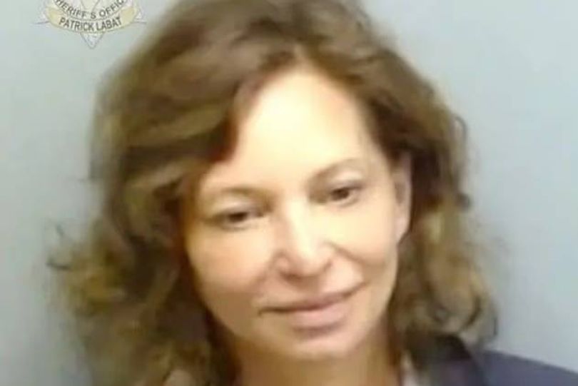 Smiling female teacher 'groomed' student, 16, and begged to run away to ...