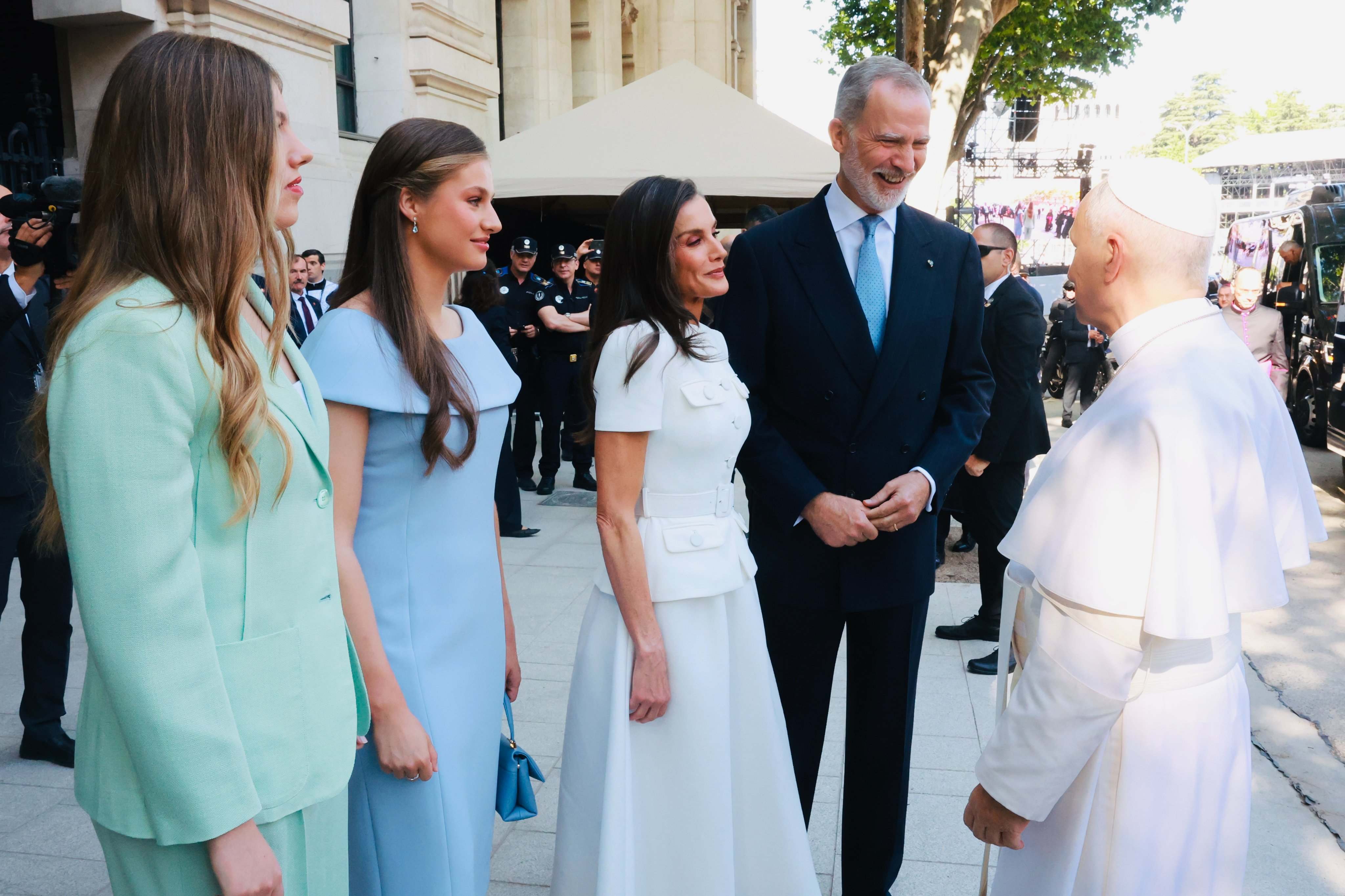 De azul royal y verde menta: así han deslumbrado la princesa Leonor y ...
