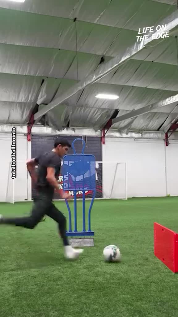 Football freestylers show off skills ahead of FIFA World Cup
