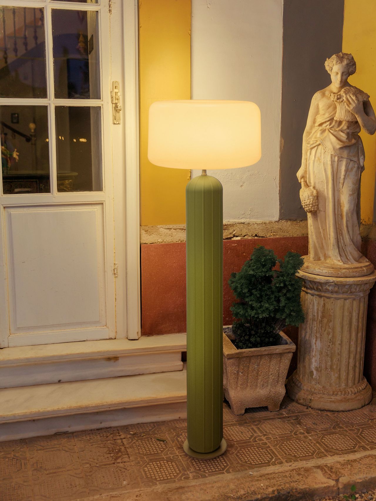 3 outdoor lighting choices that make your garden feel tacky and cheap