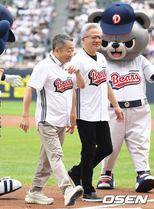 젠슨 황 엔비디아 CEO와 박정원 두산그룹 회장, 함께 걸어요