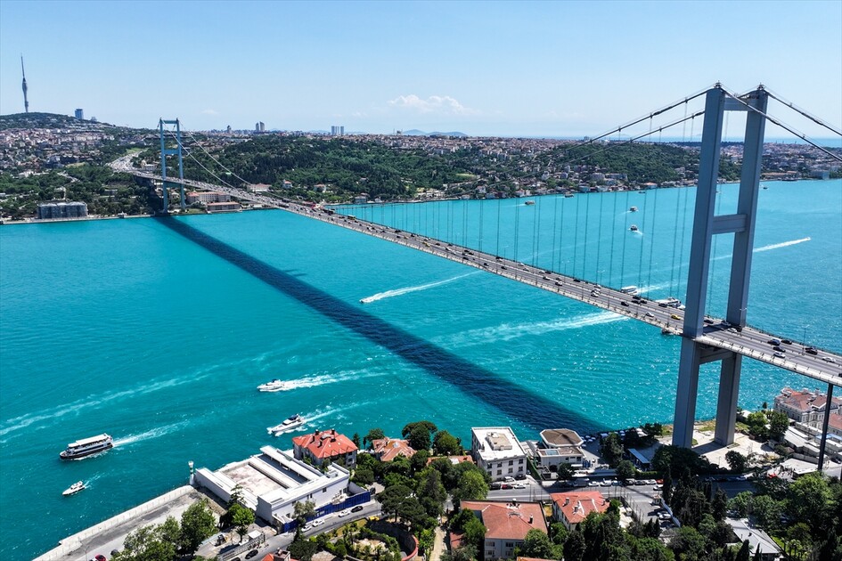 İstanbul Boğazı turkuaz renge büründü