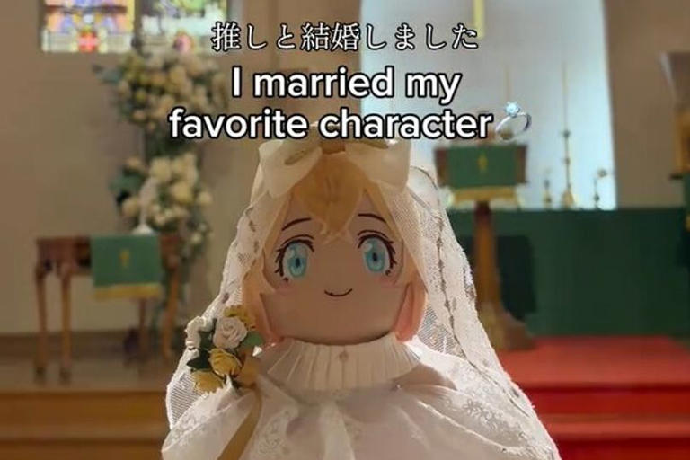 'Delusional' woman marries cartoon character after love story 'cost ...