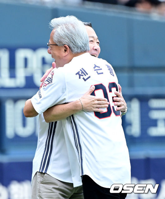 젠슨 황 엔비디아 CEO와 박정원 두산그룹 회장, '뜨거운 포옹'